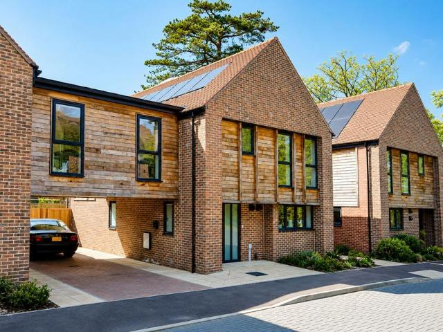 4 bedroom link detached house for sale