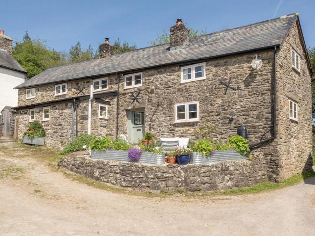 4 bedroom link detached house for sale