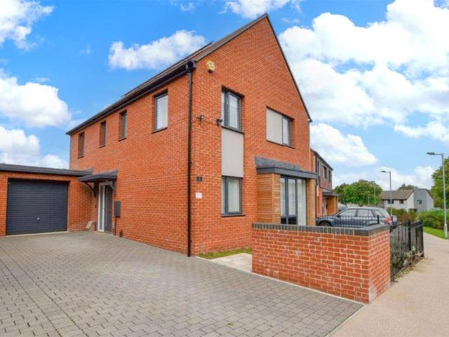 4 bedroom link detached house for sale