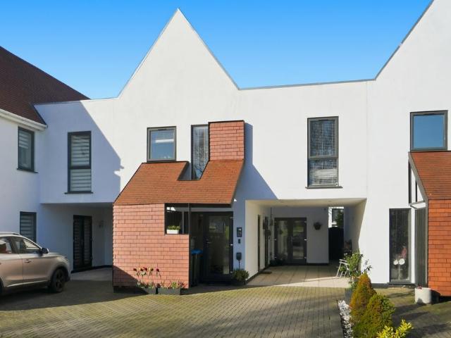 4 bedroom link detached house for sale