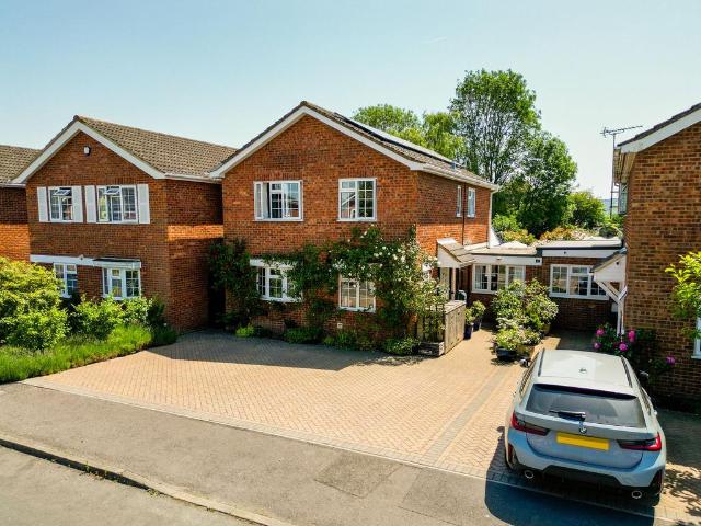 4 bedroom link detached house for sale