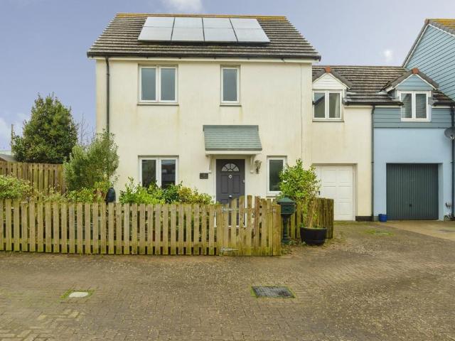 4 bedroom link detached house for sale