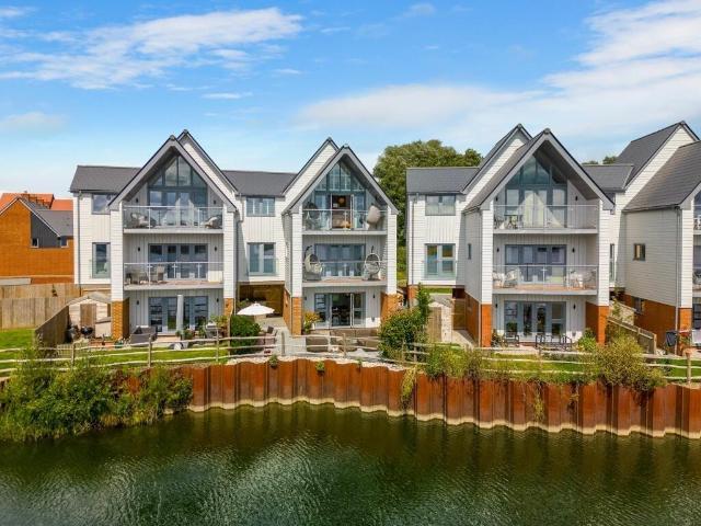 4 bedroom link detached house for sale