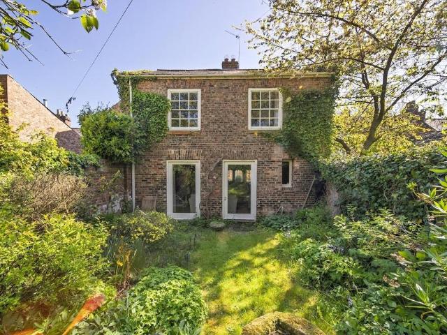 4 bedroom link detached house for sale
