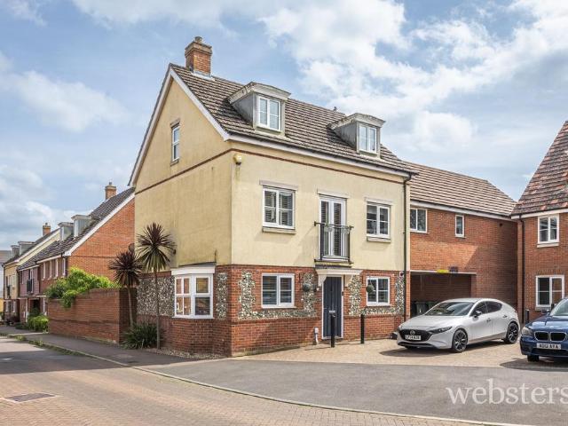 4 bedroom link detached house for sale