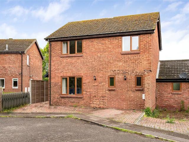 4 bedroom link detached house for sale