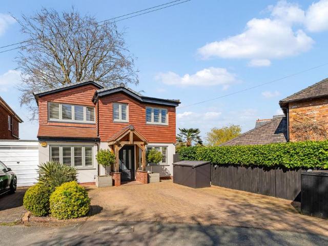 4 bedroom link detached house for sale