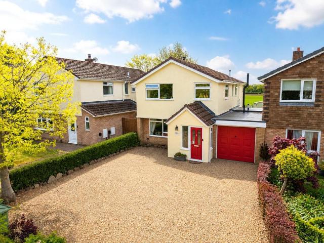 4 bedroom link detached house for sale