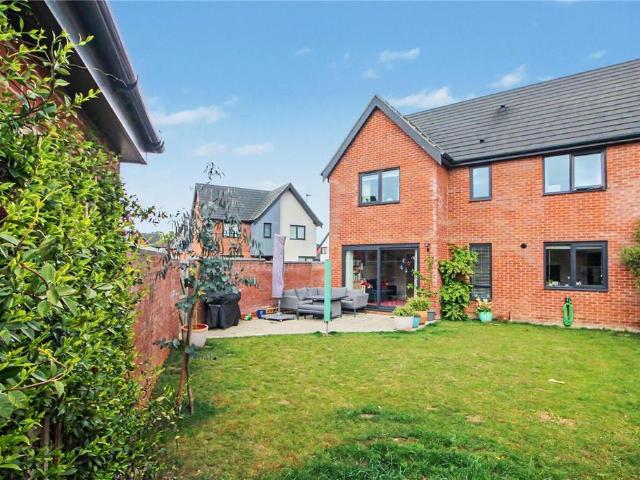 4 bedroom link detached house for sale