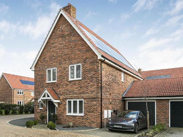 4 bedroom link detached house for sale