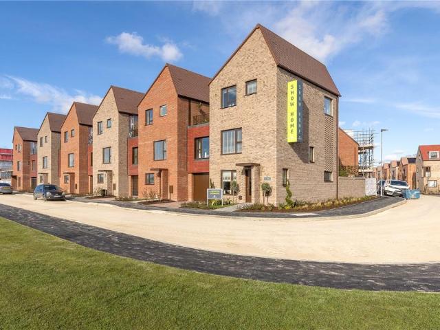 4 bedroom link detached house for sale