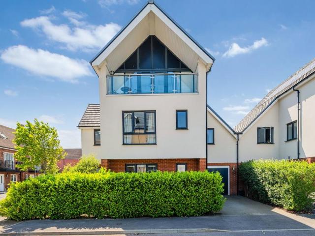 4 bedroom link detached house for sale