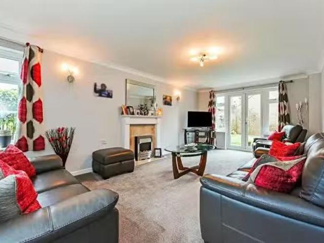 4 Bedroom Link Detached House For Sale In Barentin Way, Peters.