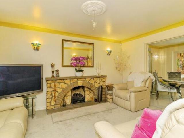 4 bedroom link detached house for sale in Beacon Court, Furzton, Milton Keynes, Buckinghamshire, MK4