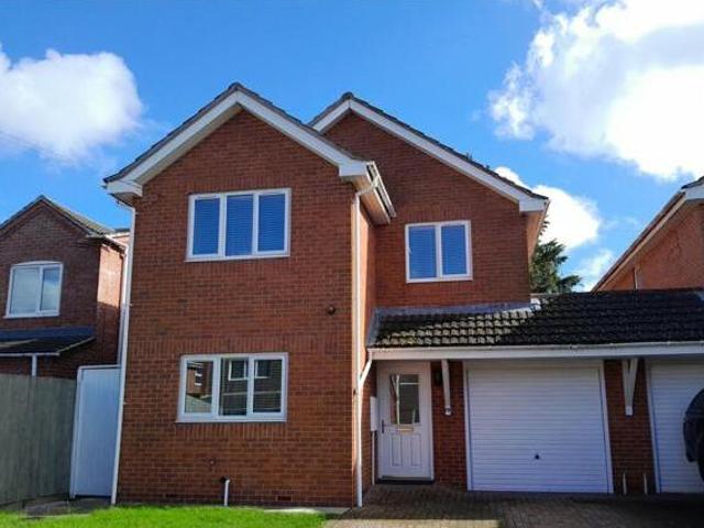 4 Bedroom Link Detached House For Sale In Birmingham, Warwickshire