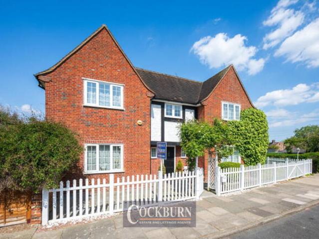 4 bedroom link detached house for sale in Cambridge Green, New Eltham, SE9