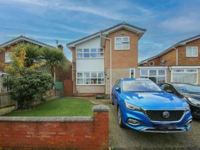 4 bedroom link detached house for sale in Cheviot Close Wigan Lancashire WN3