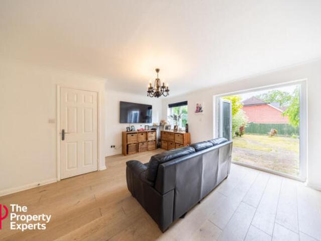 4 bedroom link detached house for sale in Coniston Close, Reading, RG5