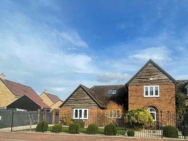 4 Bedroom Link Detached House For Sale In Clifton, Bedfordshire