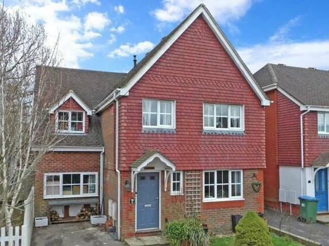 4 bedroom link detached house for sale in Cranham Avenue Billingshurst West Sussex RH14