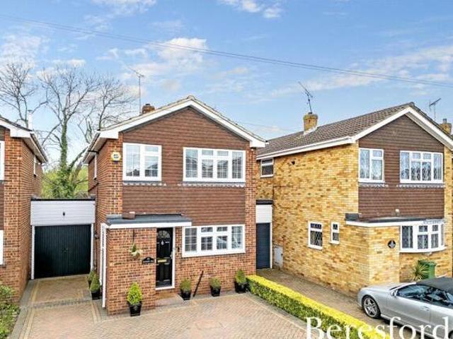 4 Bedroom Link Detached House For Sale In Doddinghurst