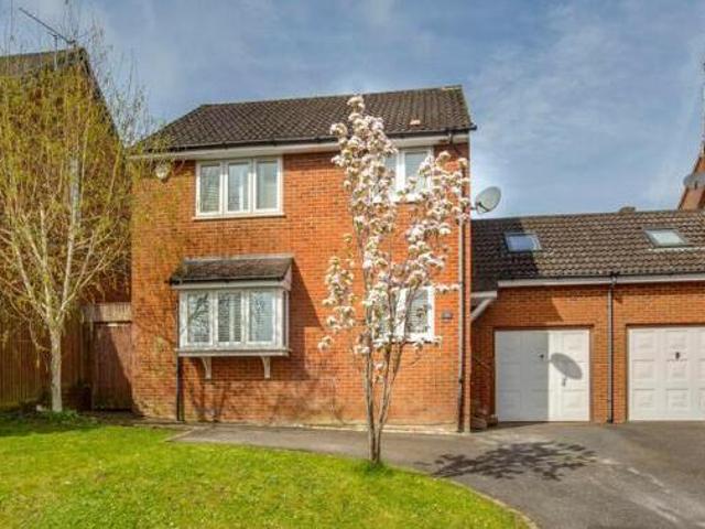 4 Bedroom Link Detached House For Sale In High Wycombe