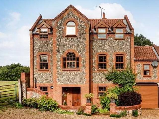 4 bedroom link detached house for sale in Holt NR25