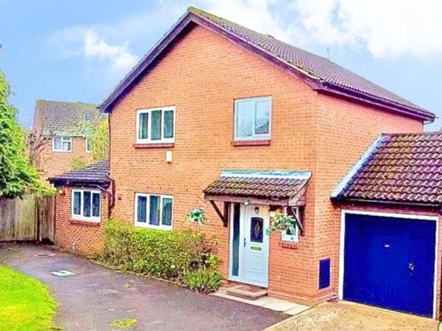 4 Bedroom Link Detached House For Sale In Lower Earley