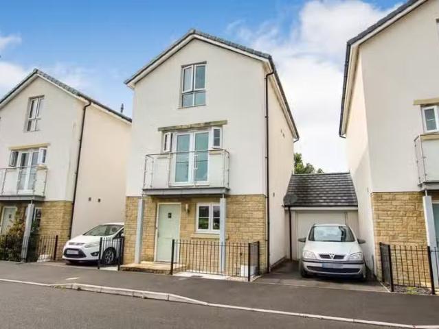 4 bedroom link detached house for sale in Nightingale Way, Wes.