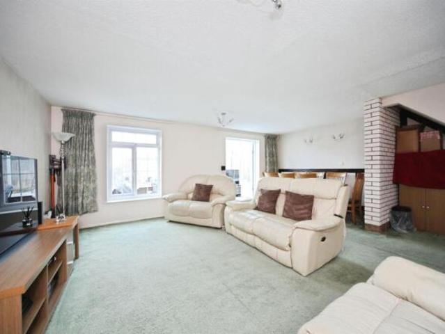4 bedroom link detached house for sale in Raynham Way, Luton, LU2