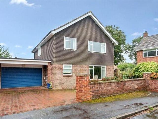 4 Bedroom Link Detached House For Sale In Romsey
