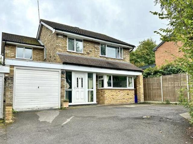 4 Bedroom Link Detached House For Sale In Sandhurst, Berkshire