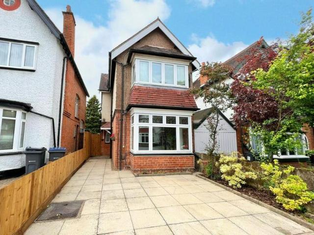 4 bedroom link detached house for sale in Southam Road, Hall G.