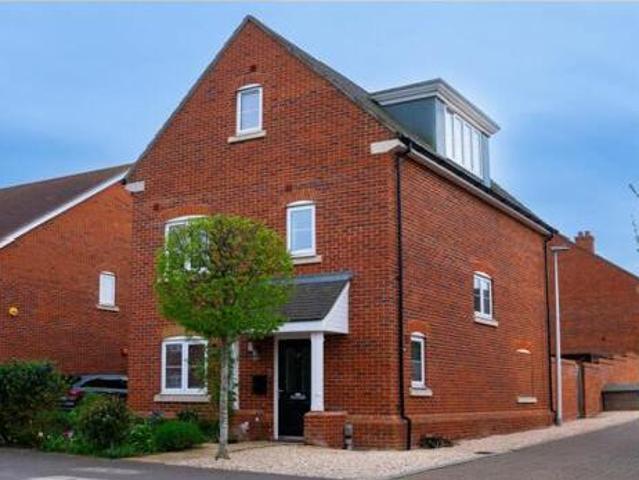 4 Bedroom Link Detached House For Sale In Spencers Wood