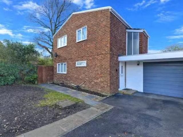 4 bedroom link detached house for rent in The Paddock, Headley.
