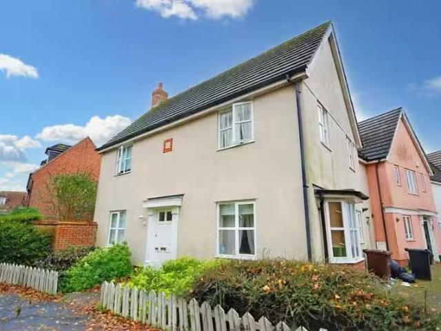 4 bedroom link detached house for rent in Triumph Close, Colch.