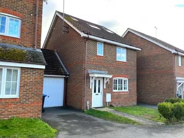 4 bedroom link detached house for rent in Campion Road, Hatfie.