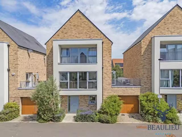 4 bedroom link detached house for rent in Edward Harvey Link.