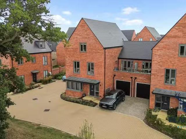 4 bedroom link detached house for rent in George Wicks Way, Be.