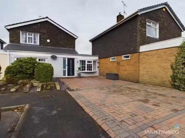 4 bedroom link detached house for rent in Sealy Close, Spital.