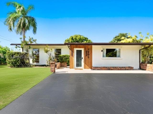 4 bedroom luxury Villa for sale in Margate, Florida
