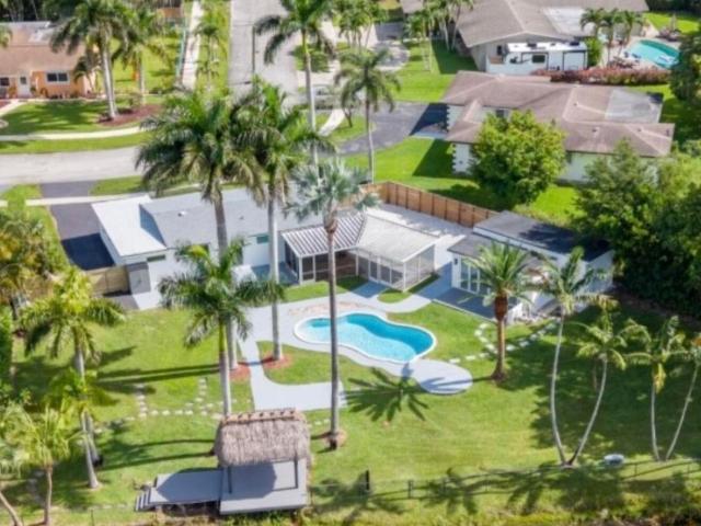 4 bedroom luxury Villa for sale in Cooper City, Florida
