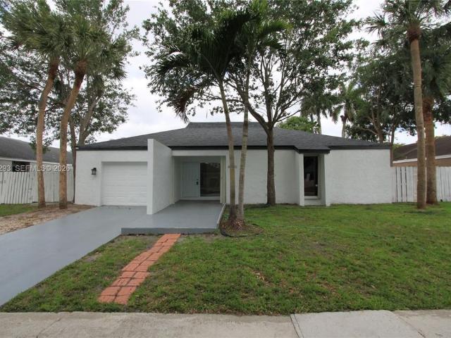 4 bedroom luxury Villa for sale in Cooper City, Florida