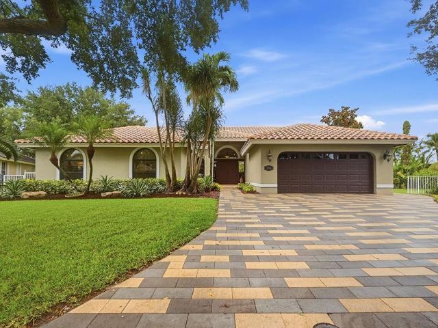 4 bedroom luxury Villa for sale in Coral Springs, Florida