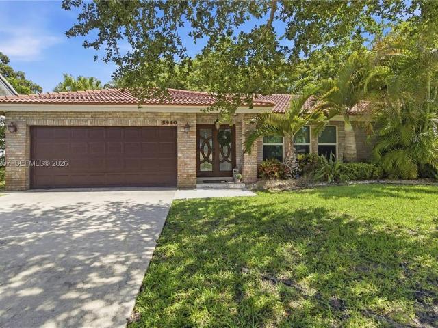 4 bedroom luxury Villa for sale in Coral Springs, Florida