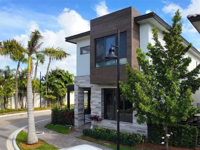 4 bedroom luxury Villa for sale in Doral, Florida