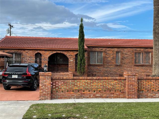 4 bedroom luxury Villa for sale in Hialeah, Florida
