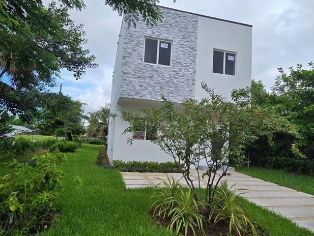 4 bedroom luxury Villa for sale in Pompano Beach, Florida