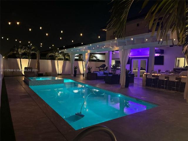 4 bedroom luxury Villa for sale in Sweetwater, Florida