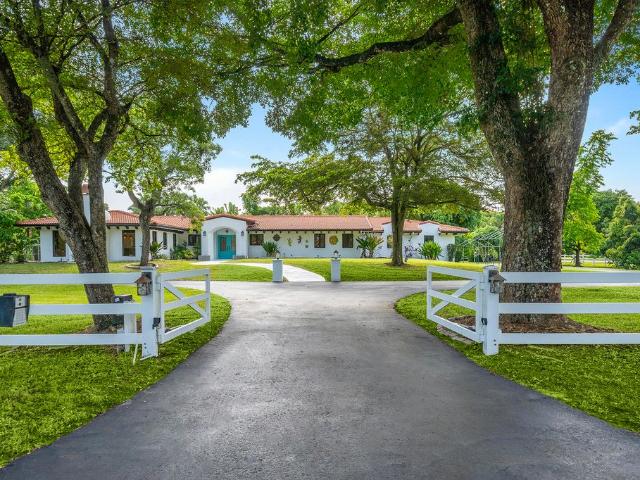 4 bedroom luxury Villa for sale in Southwest Ranches, Florida